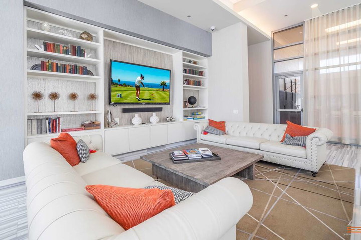 West Loop 2br With Skyline Views + Prime Location -