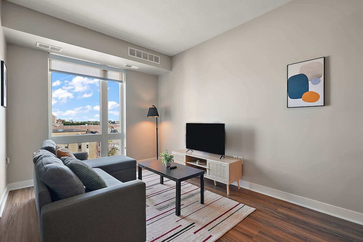 Cozysuites Marquee 1br W/ Pool & Gym | Queen Bed - Brooklyn Park, MN