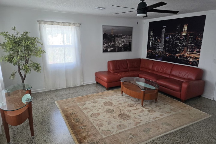 Private Heated Pool ,Family Stays 4 Bedrooms ,7 Mins Walking To The Beach - Boynton Beach, FL