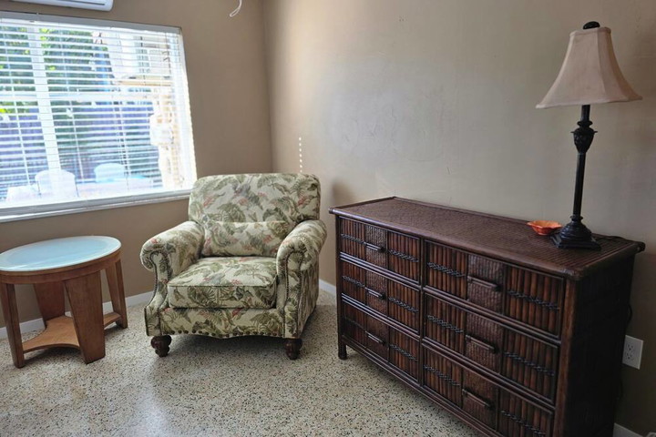 Great Apartment. Recently Updated. Just A  Crosswalk And You Are On The Beach. - Treasure Island, FL