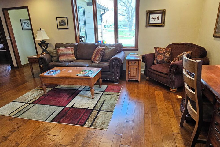 4- Bed 3-bath W/private Hot Tub - Ames, IA