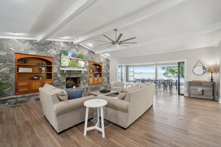 Lakeshore Lookout - Amazing Long Range Views, Pool, Hot Tub, Fire Pit, Theatre Room And Much More! - Mooresville, NC