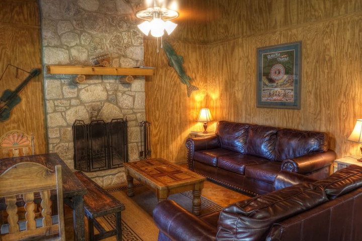 River Front Cabin With Access To Shared Pool! - Concan, TX