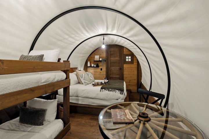 Covered Wagon With Salt Water Hot Tub - Strasburg, PA
