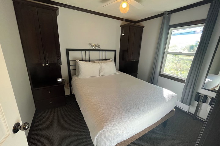 Boutique Motel With Private Beach Access & Full Kitchen - Penticton