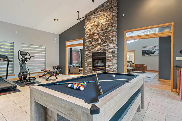 Riverfront City Escape W/hot Tub, 2 King, Gym, Sleeps 12, Firepit, Kayaks - Winnipeg