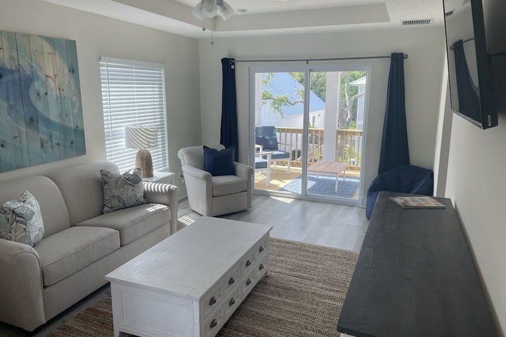 Beach Paradise. Heated Private Pool And Spa. Close To The Beach! - Vilano Beach, FL