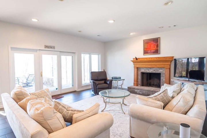 Immerse Yourself In Spacious Lakefront Living At Lakeside Tower View. - Dadeville, AL