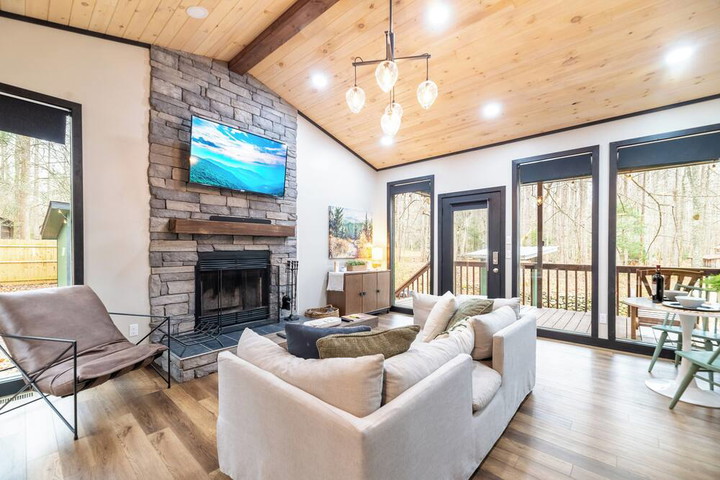 Secluded Romantic Retreat With Hot Tub, Firepit & Private Movie Theater - Cosby, TN