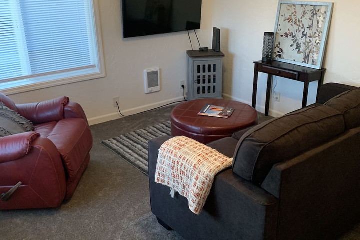 Cute Bungalow W/ Garage Downtown Redmond - 4 Guests - Redmond, OR