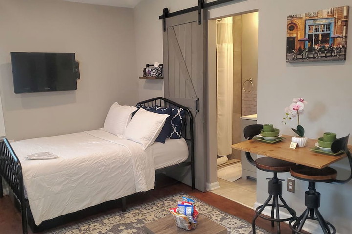 Private Guest House - Cozy & Comfortable   Near Gas South Arena - Stone Mountain, GA