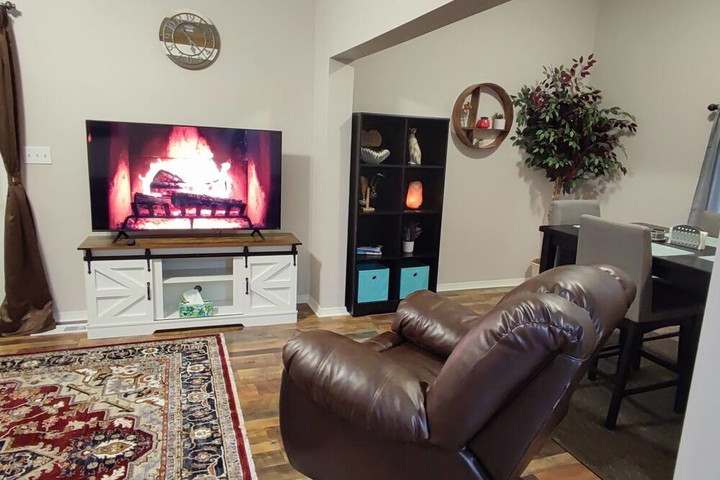 Downtown Charm Two Bedroom Home/dog Friendly - Fishers, IN