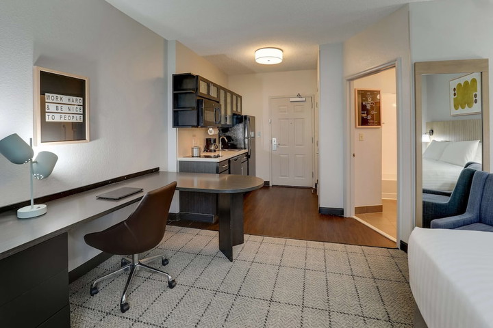 Embrace The Dynamic Spirit Of The City! Free Parking, Full Kitchen, Outdoor Pool - Doral, FL