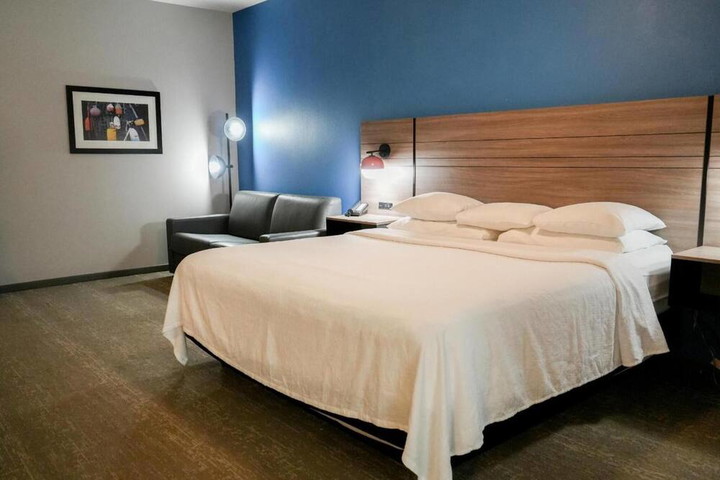 Budget-friendly King Room Perfect For Couples W/ Free Parking Included - Aransas Pass, TX