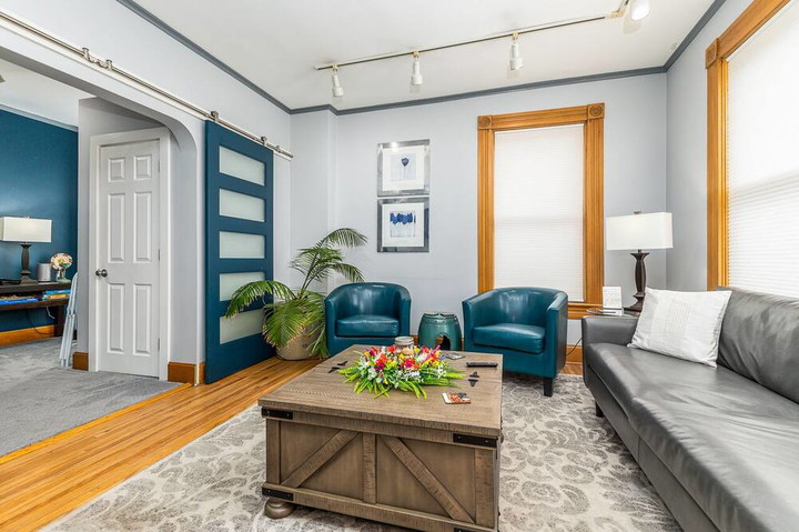 The Dubuque House - Historic Downtown Location - Dubuque, IA