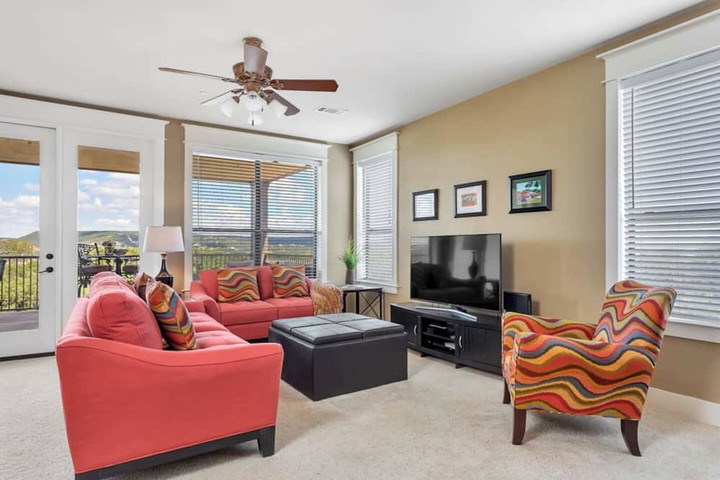 Hollows Villa With Panoramic Lake Views / 4 Pools - Leander, TX