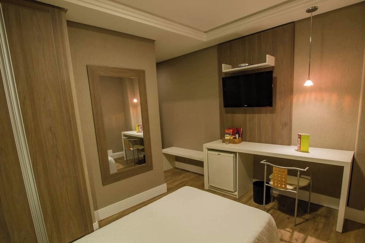 Sleek Single Room In Curitiba Ideal For Executives Seeking Work + Relax Balance - Curitiba