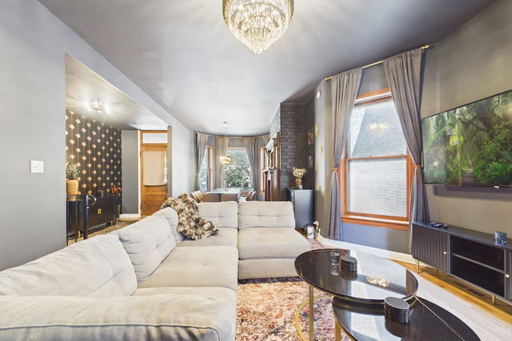 The Dakin Estate: 4br Art Deco Speakeasy Duplex In Wrigleyville, 5 Min From Wrigley Field. Designed For Groups, It Blends Curated Interiors, Elevated Finishes, And Entertainment-focused Spaces For Cubs Games, Concerts, And Chicago Nightlife. - Skokie, IL