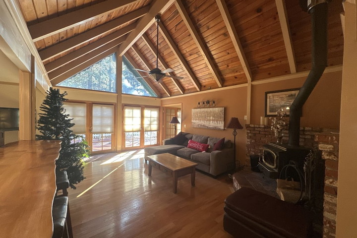 Summit Estate Large Home With A Cottage. - Mount Shasta, CA