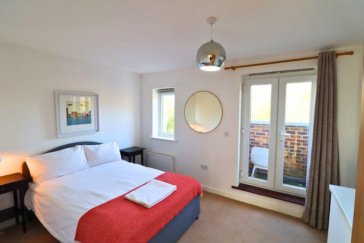 Addlestone: Stylish & Modern Four Bedroom (Three & Half Bath) Townhouse - Hampton