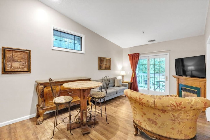 New! 3rd Floor Back Side Corner Penthouse Suite - 308 By Grand Wood Suites - Nashville, IN