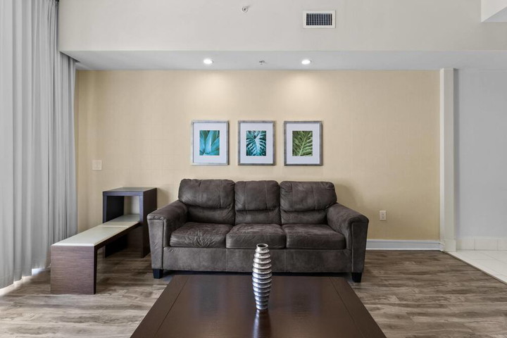 3 Bedroom/4 Bath Villa In Downtown Doral - Doral, FL