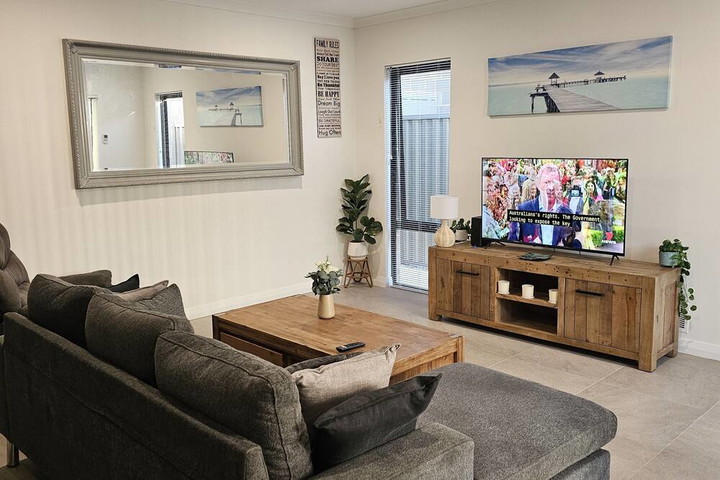 Modern, Cosy, Comfortable 3 X 2 X 2 Unit In Ellenbrook - Perth