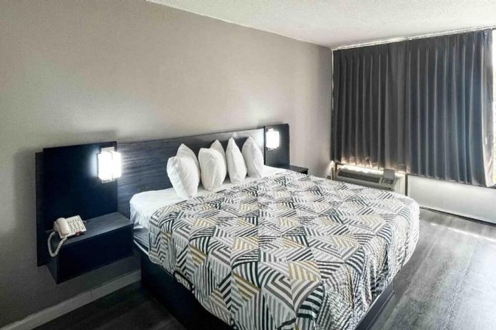 1 King Bed | Smoking, Micfridge - Camden, SC