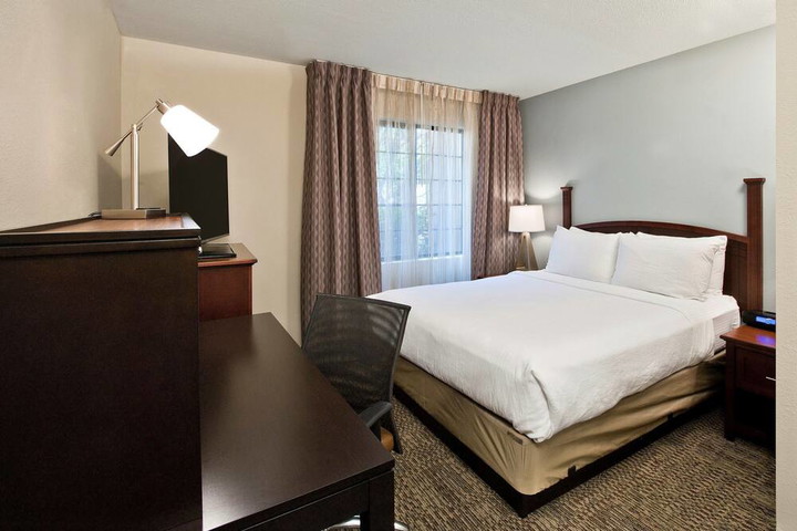Queen Suite | Free Breakfast, Shuttle, & Pool - Charlotte, NC