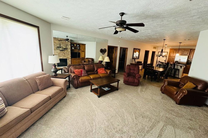 Bridges Bay Spacious, Well-stocked Kid-friendly Home. 6 Pool Passes. Sleeps Ten - Spirit Lake, IA