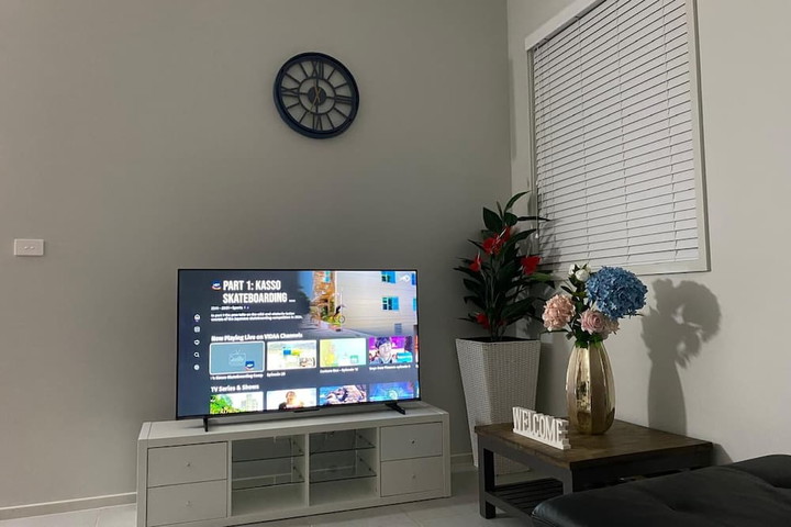Spacious Family & Group Retreat | Sleeps 10 | 3 Baths | Free Parking - Blacktown