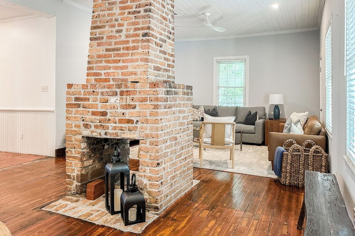 The Two Door  A Cozy & Spacious Retreat In Historic Downtown Pensacola - Pensacola, FL
