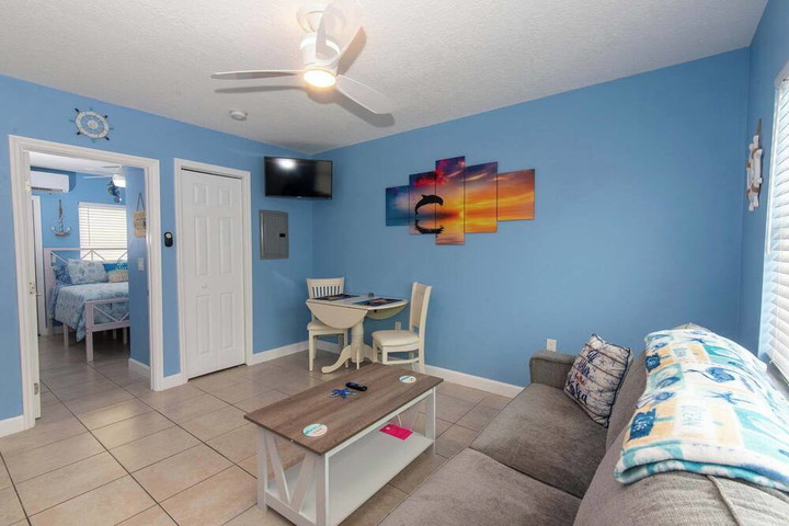 Nauti Escape Across The Street From Beach Access - Madeira Beach, FL
