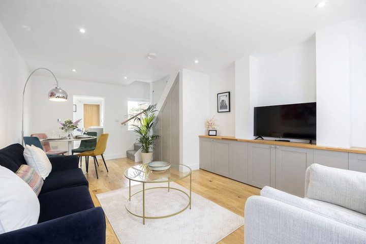 Stylish Two-bed Cheltenham Retreat With Hot Tub - Cheltenham