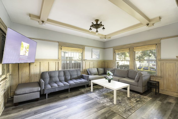 Spacious Craftsman House In Downtown Lb - 5 Car Parking - Ideal For Large Groups - Norwalk, CA