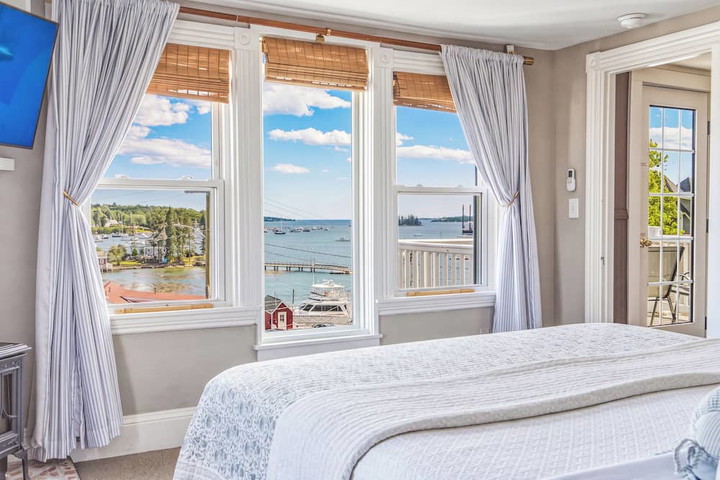 Boothbay Harbor: Room 15, Admiral's Quarters Inn, Penthouse, Ocean Views - Boothbay Harbor, ME