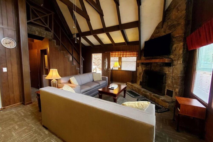 Mountain Getaway: 3-bedroom Hidden Creek Chalet - Gatlinburg, TN