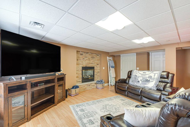 Rock Island Home W/ Private Yard & Fire Pit Table! - Davenport, IA