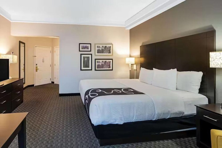 Inviting Room Perfect For Couple Stay With Free Breakfast & Outdoor Pool Access - Mesa, AZ