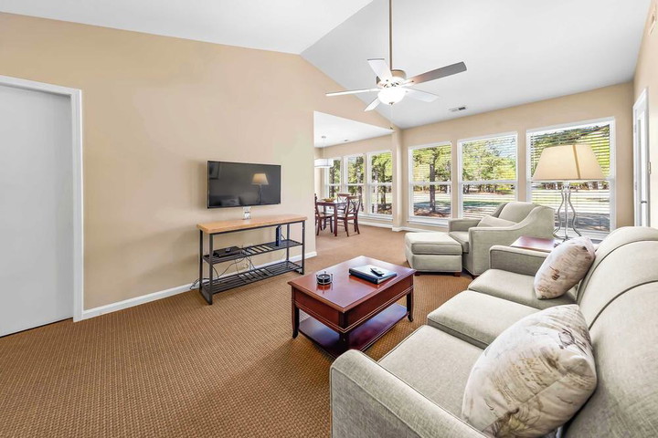 Luxury Condo With Golf Course Views, Pools & Resort Access! - New Bern, NC