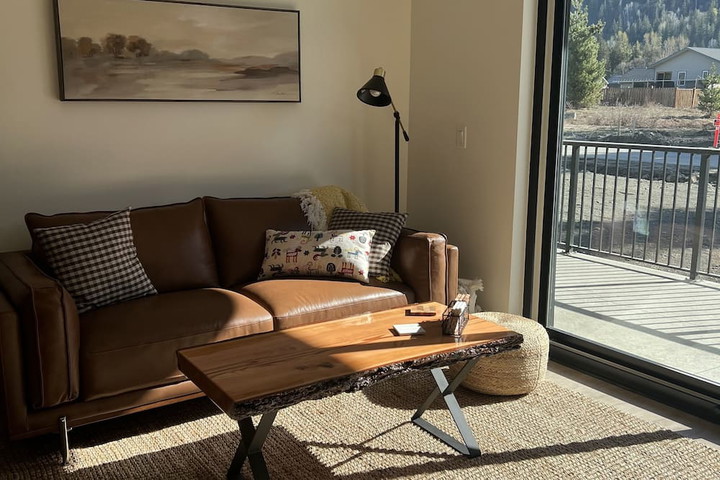 Cozy & Bright Mountain Getaway. Enjoy A Soak After A Hard Day's Play! - Revelstoke