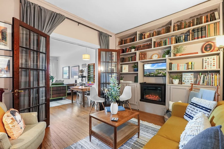 Downtown Apartment! Large, Cozy, Family Friendly Private Oasis In City Center! - Petoskey, MI