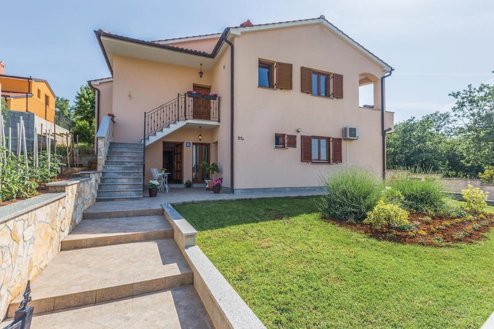 Gîte Rustique En Famille Dans Les Gorges De L'allier, Nature Et Randonnées à Proximité - Saugues