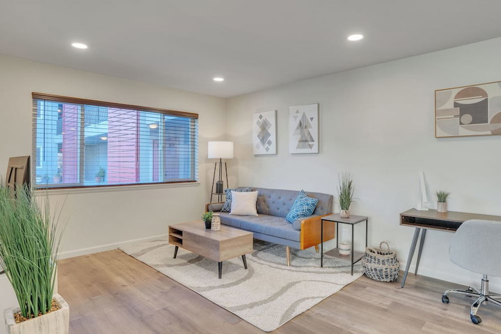 Beautiful Furnished 2 Bedroom W Fast Wi-fi + Parking Space + Central Dt Location - Redwood City, CA