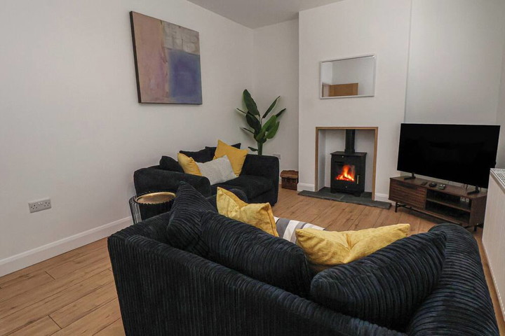 5 Marsh Lane, Pet Friendly, With Open Fire In Flint - Cheshire