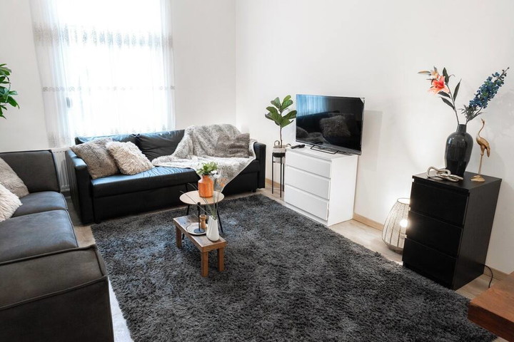 4 Bedroom House With Kitchen And Bathroom And We Can Offer A Solution For Your Parking - Boom