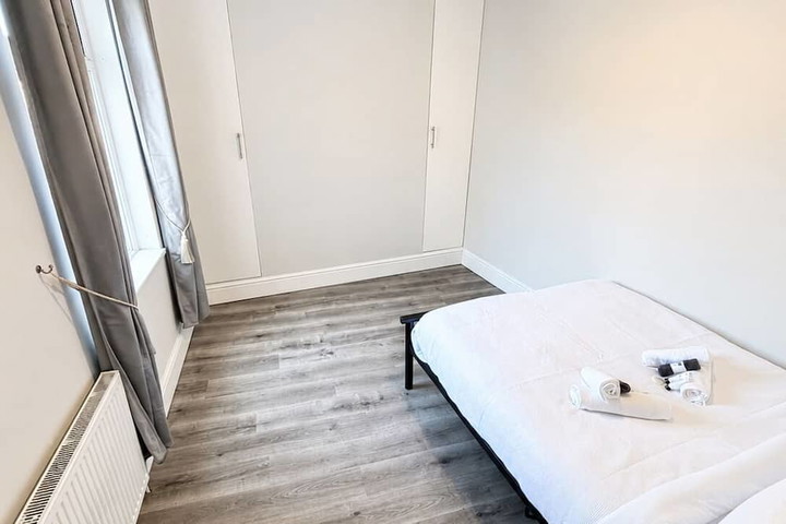 Stylish Bolton Stay Parking | Walk To Town Centre - Bury