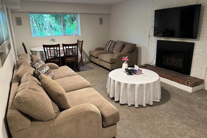 Ambleside Central Location Spacious One Bedroom Suite. - West Vancouver