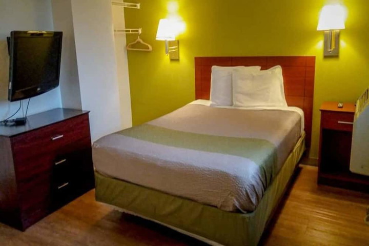 Ada Queen Bed|tub|premium|micfridge - Greensboro, NC