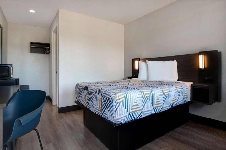 1 Queen Bed | Ada/ri Shower/micfridge - McKinleyville, CA